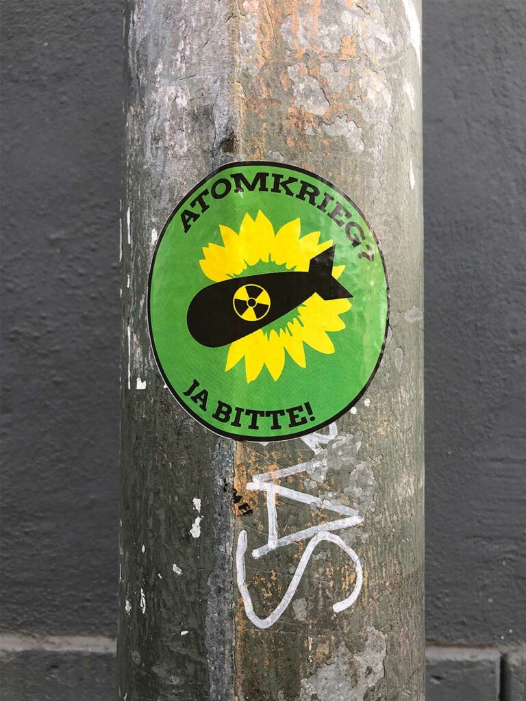 Abwandlungen des Logos „Atomkraft? Nein Danke“ (3)